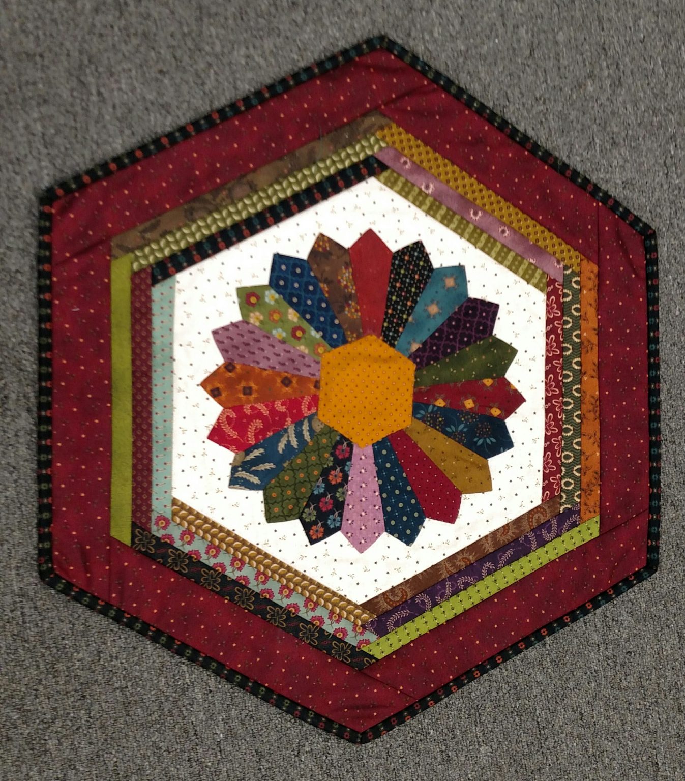 Starburst Dresden Table Topper – Back Door Quilts